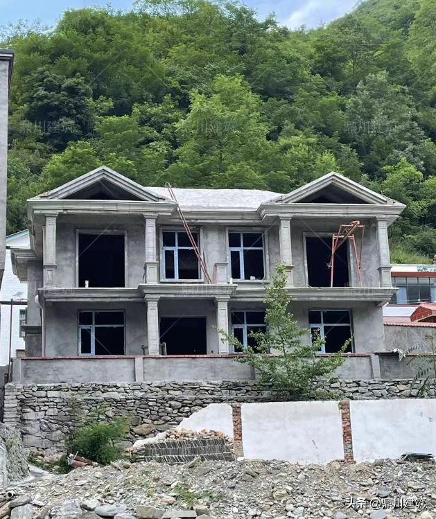 Covering an area of 116 square meters, the two-story villa has 4 bays ...