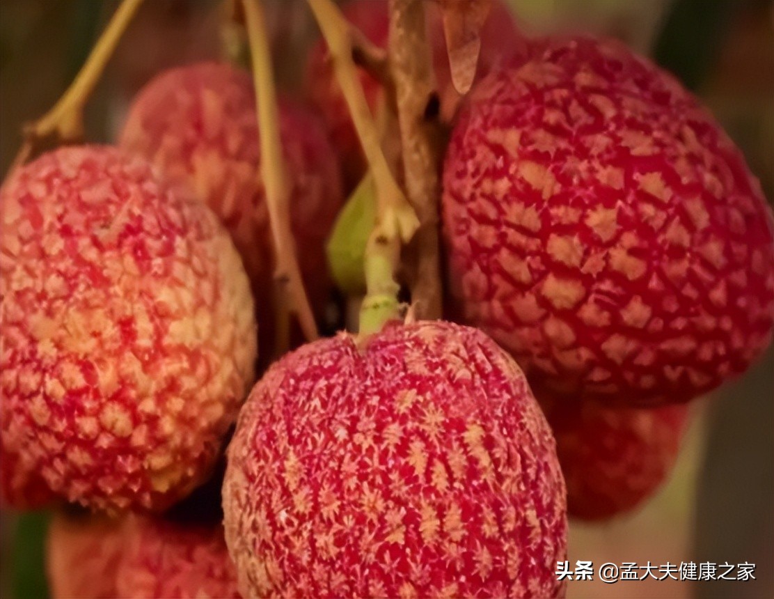 Eating lychees like this is eating insects?Netizen: The hand is ...