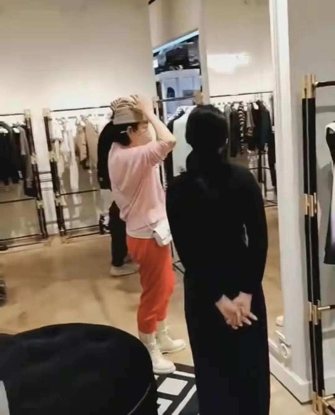 Brigitte Lin appeared shopping in France, 68 years old with an old look ...