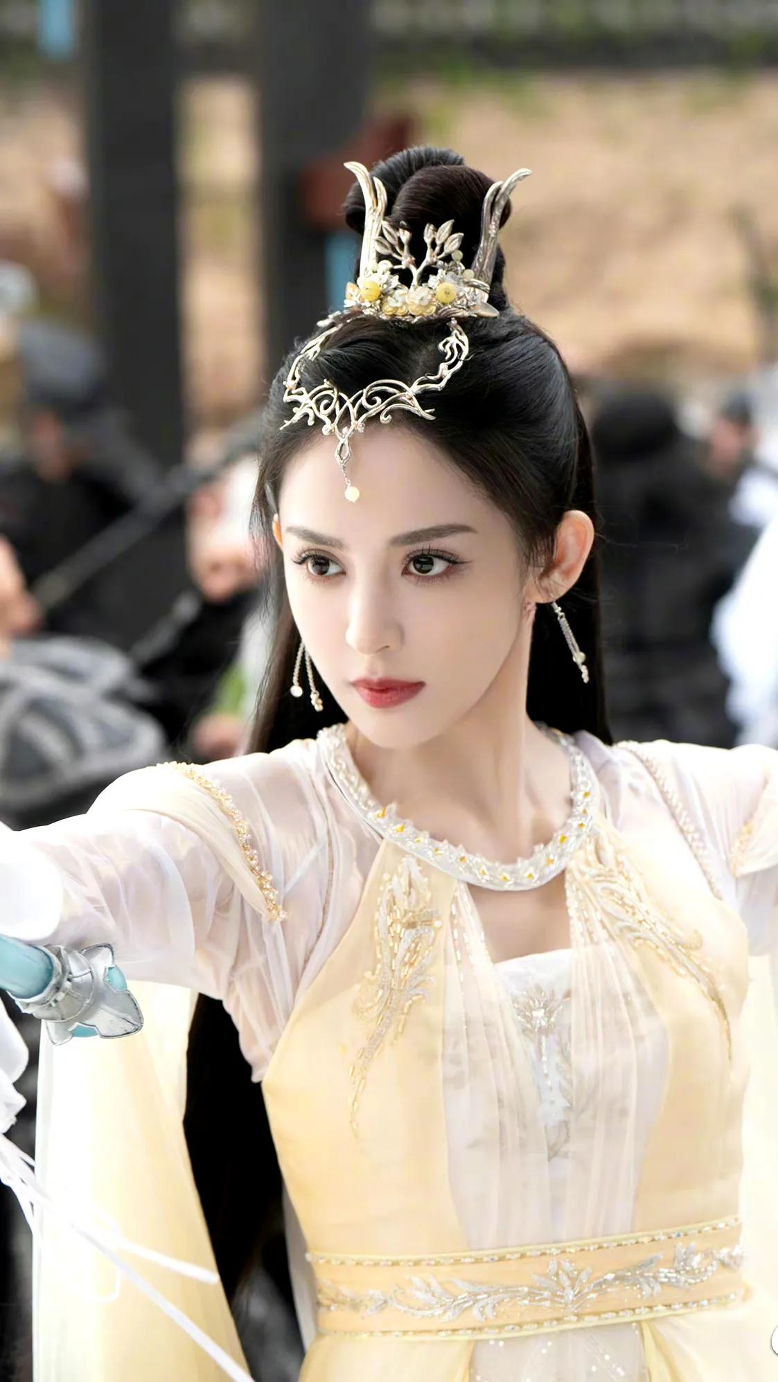 Guli Nazha 230624 Exquisite atlas with fluttering clothes - iNEWS