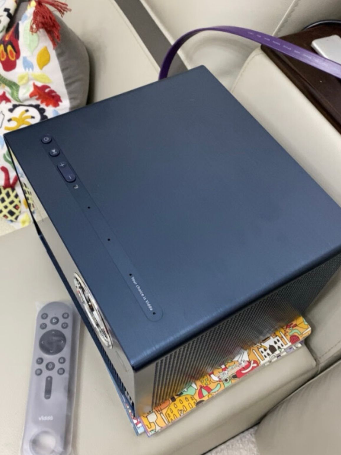 The three-color laser projector that can be used indoors and outdoors ...