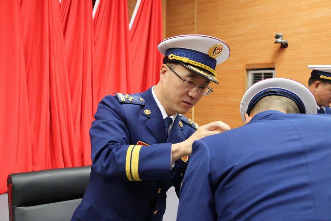 What is the job of a political commissar? Which has more real power ...