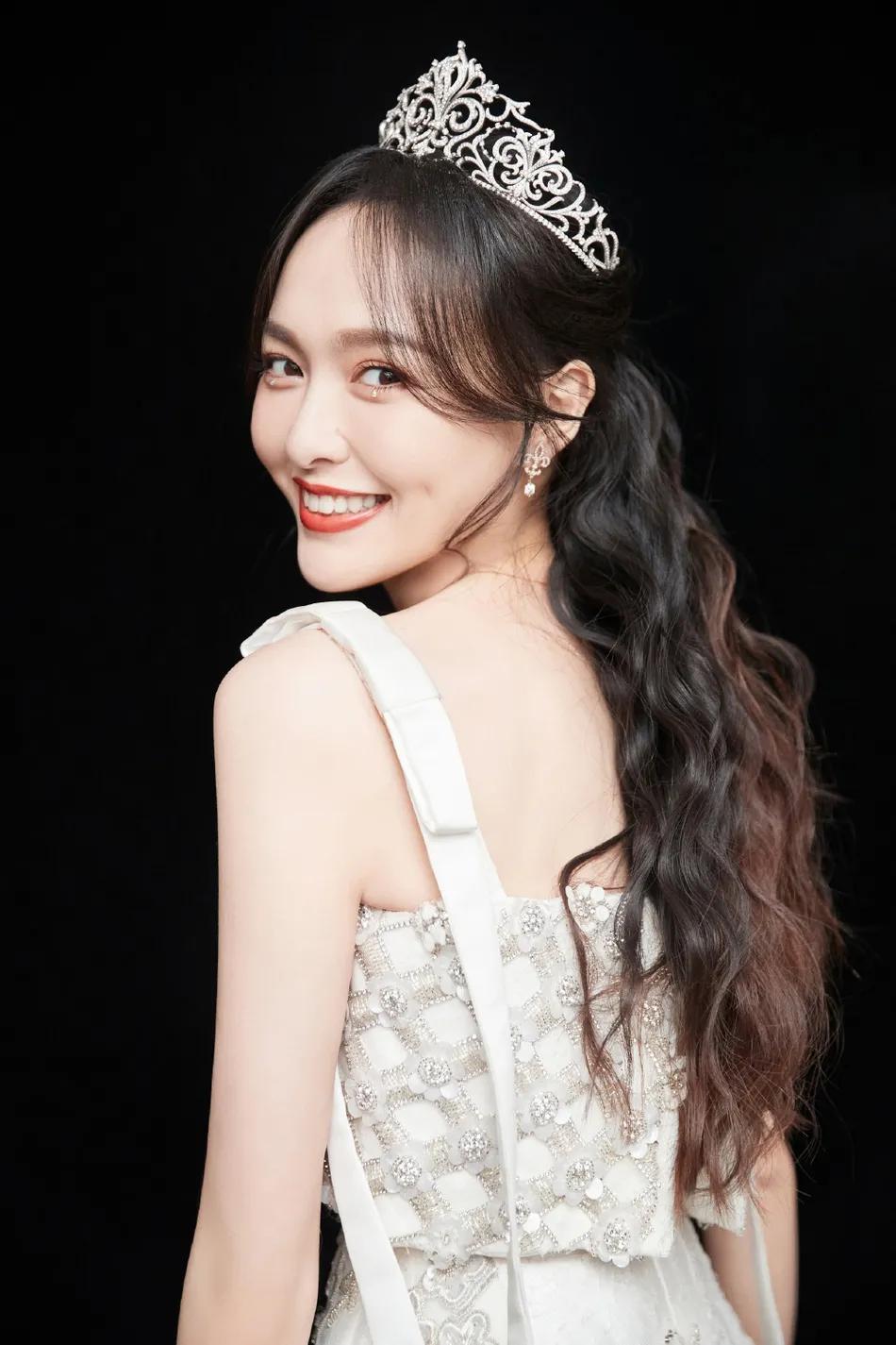 Golden elegant queen dress - Tang Yan - iNEWS