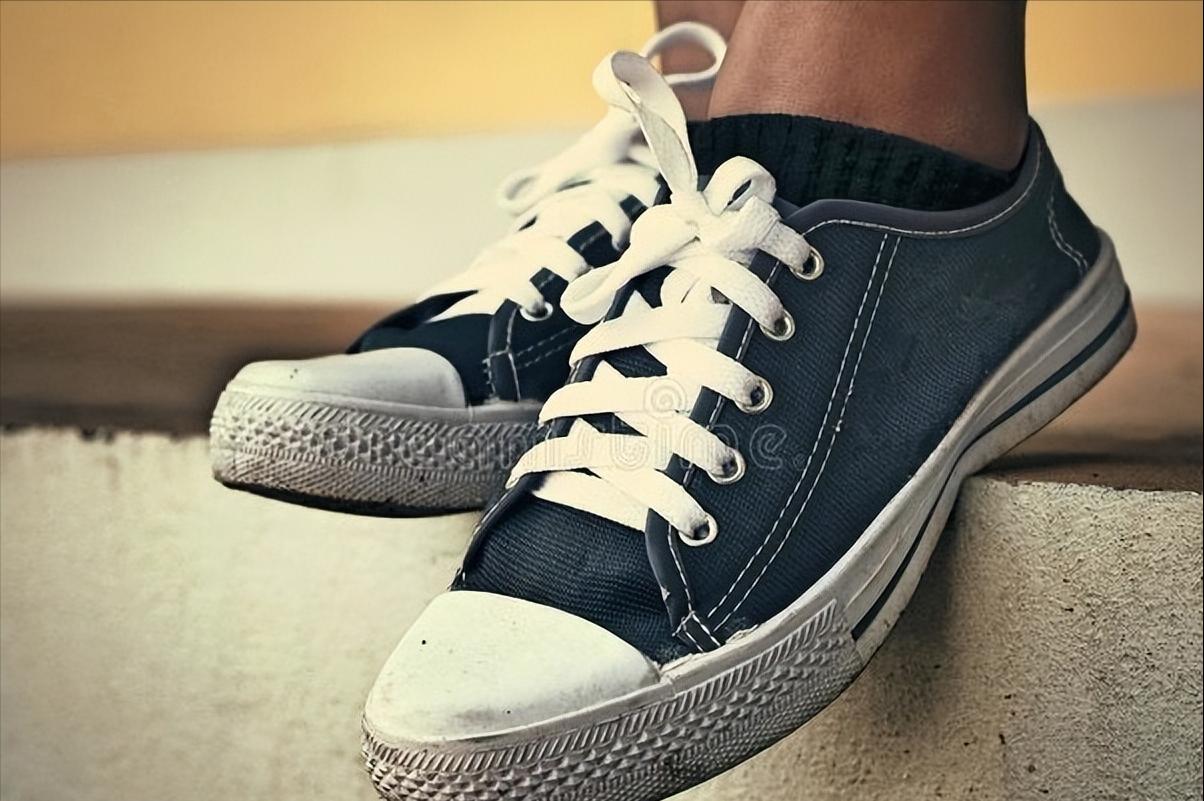 Brave in the wind and rain, this non-slip waterproof shoe cover is the ...