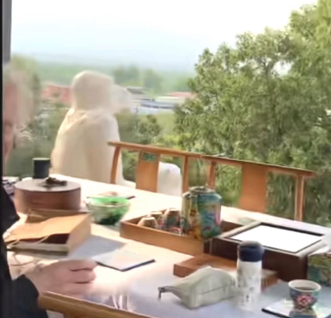 Yingda gained ten catties in a recent photo, served tea to entertain ...