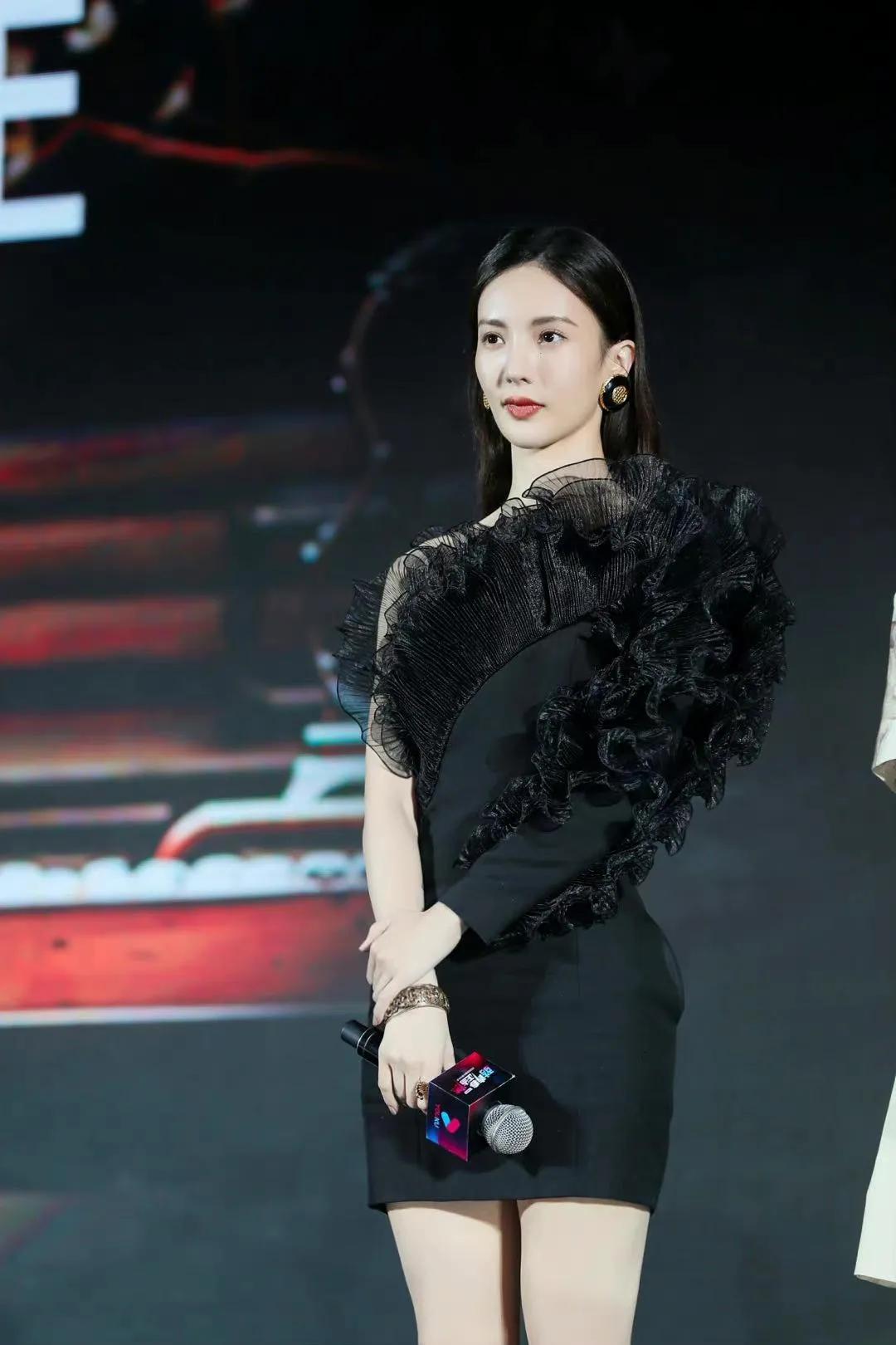 Jin Chen and Bai Lu are in the same frame, they are four years apart ...