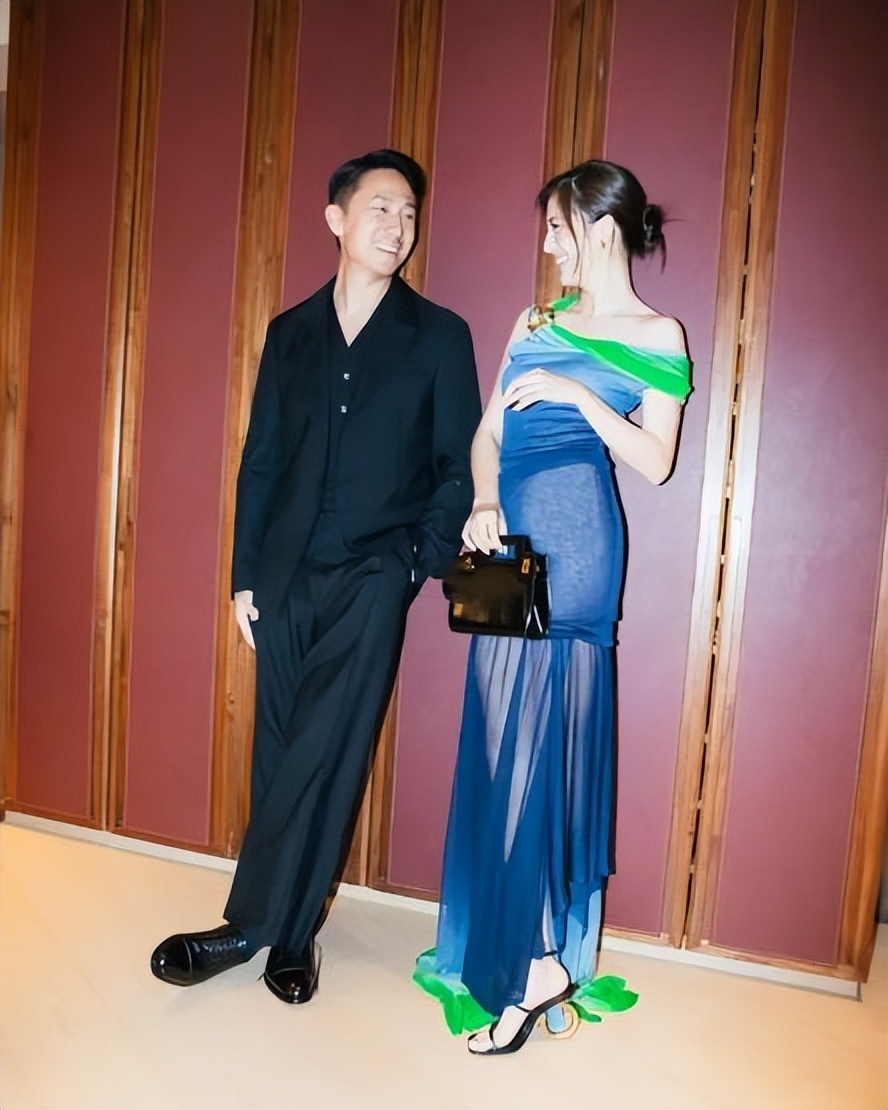 Wu Qianyu wears see-through costumes to cause controversy, and takes a photo with Shi Boxiong in ...