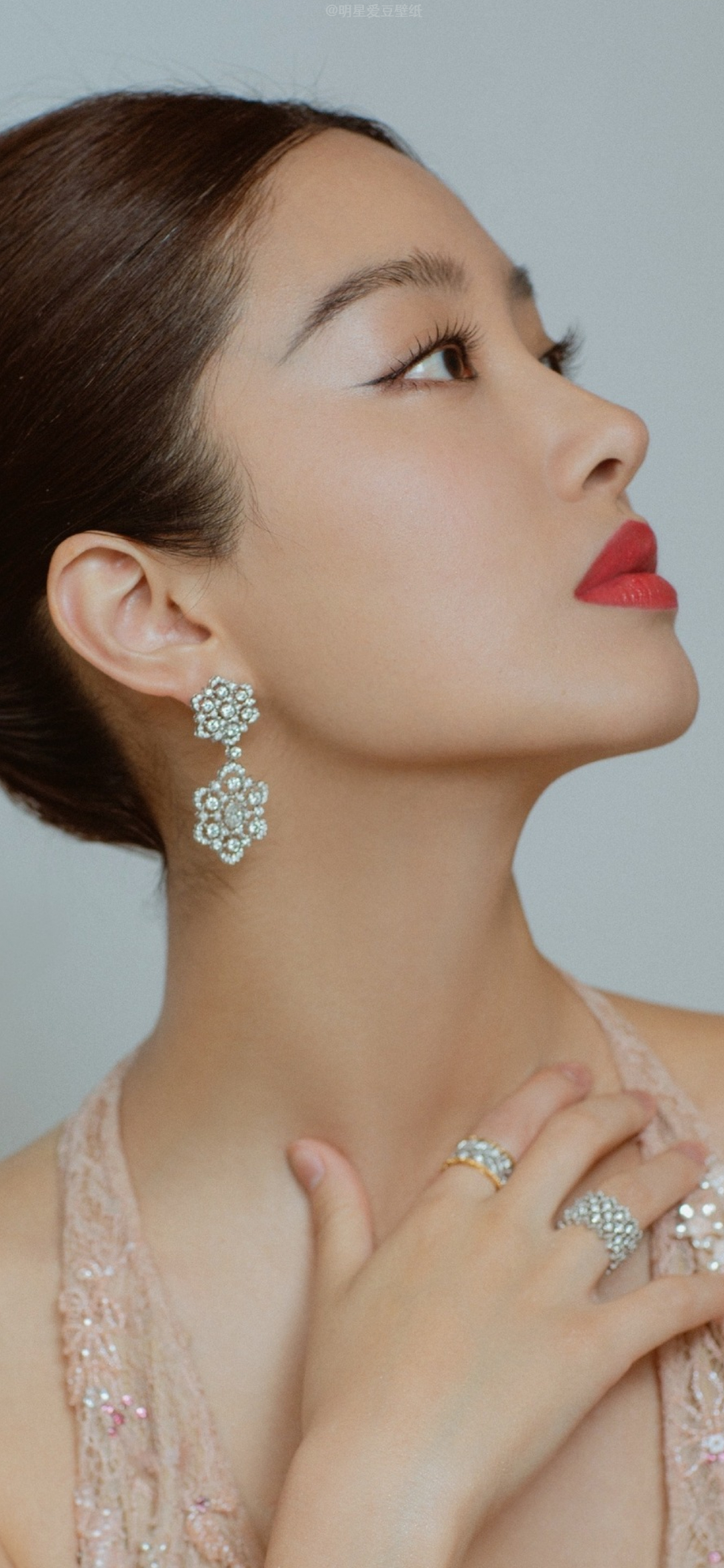 Close-up of portrait photography pose (46) - iNEWS