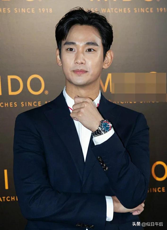 Kim Soo-hyun is active in Seoul, dressed in a dark blue suit and looks ...