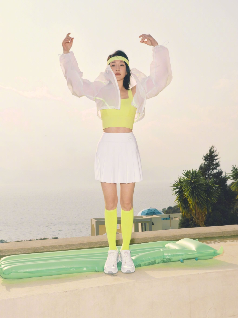 Unlimited vitality! Zhou Xun's latest seaside vacation style photo - iMedia