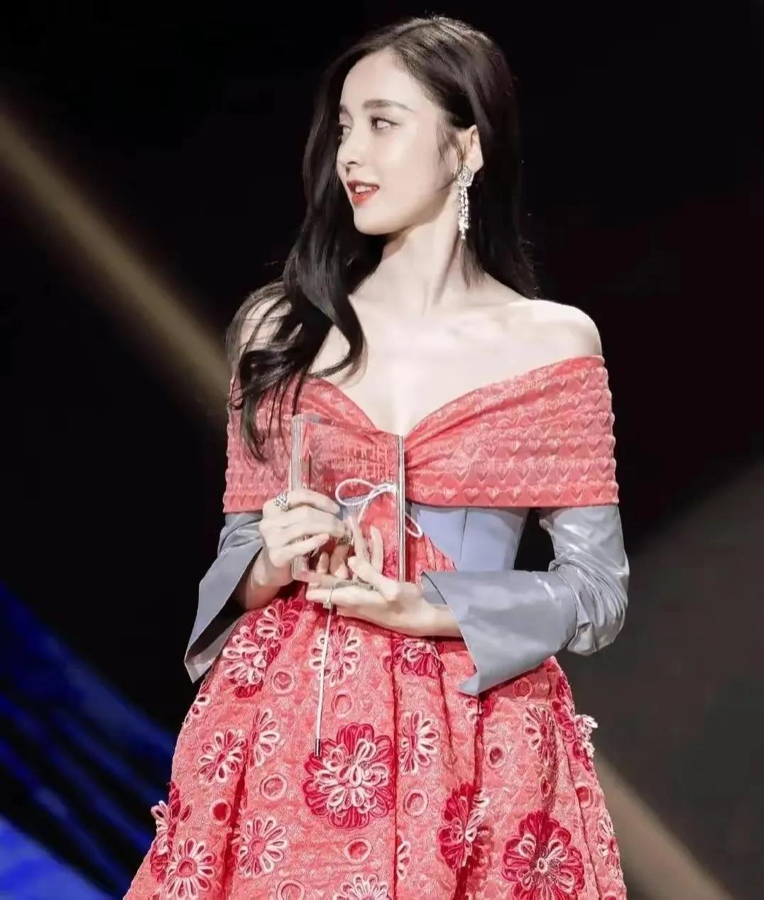 Guli Nazha is really beautiful, wearing a strapless contrasting dress ...