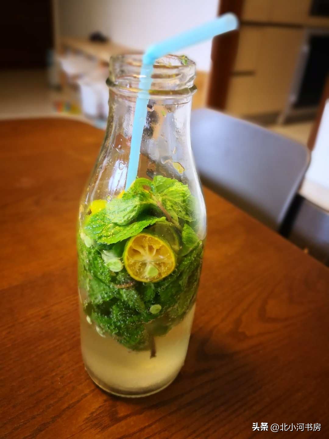 In the hot summer, pick mint leaves to cook, make cakes, and make ...