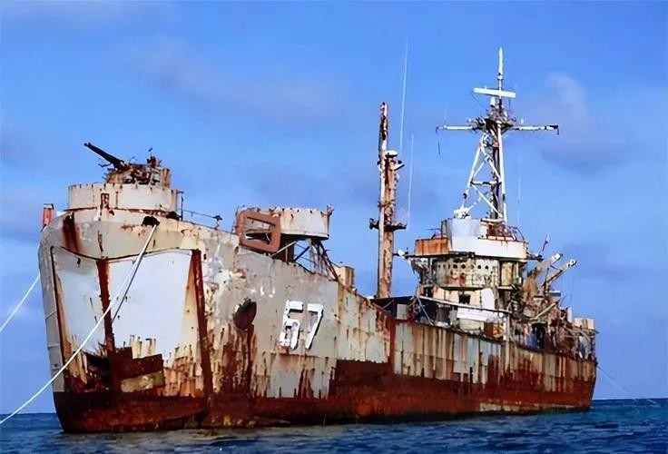The Philippines held a banquet on a warship that was beached on the Ren ...