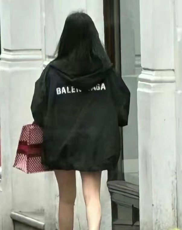 Under the lens of passers-by, Wang Shiling's real figure is less than 100 catties, and she looks ...