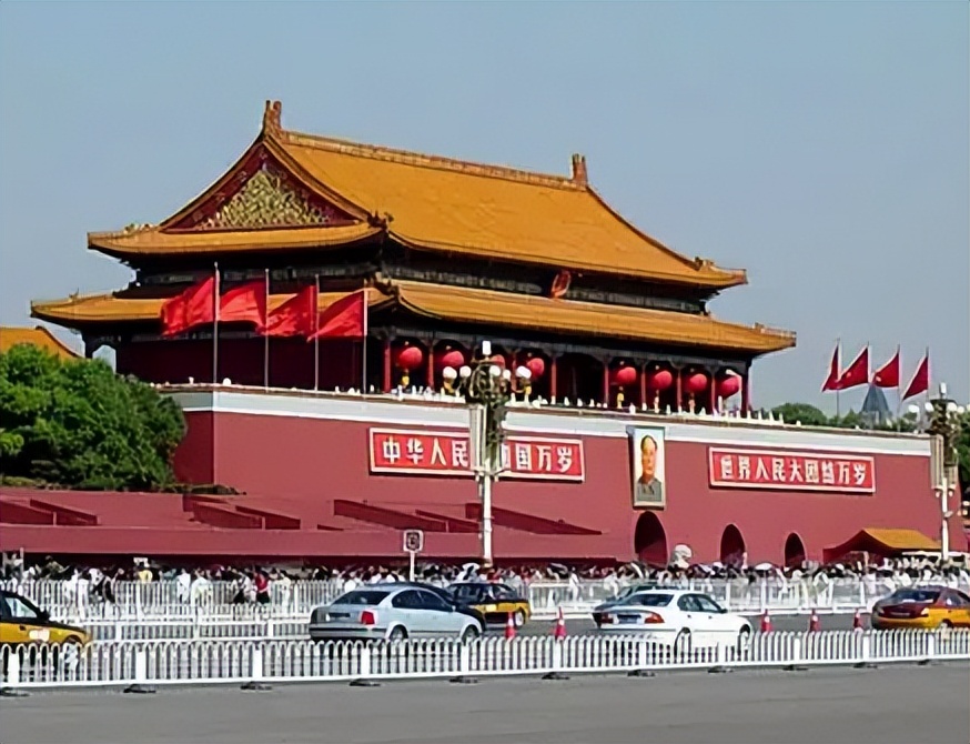 Whose portraits have been hung on Tiananmen Square?Are these people ...