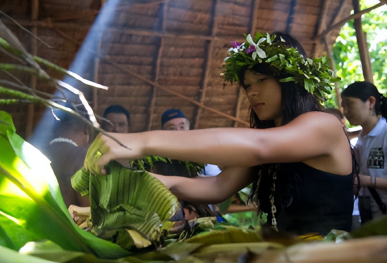 A primitive tribe in the Pacific Ocean: Women use shells as clothes ...
