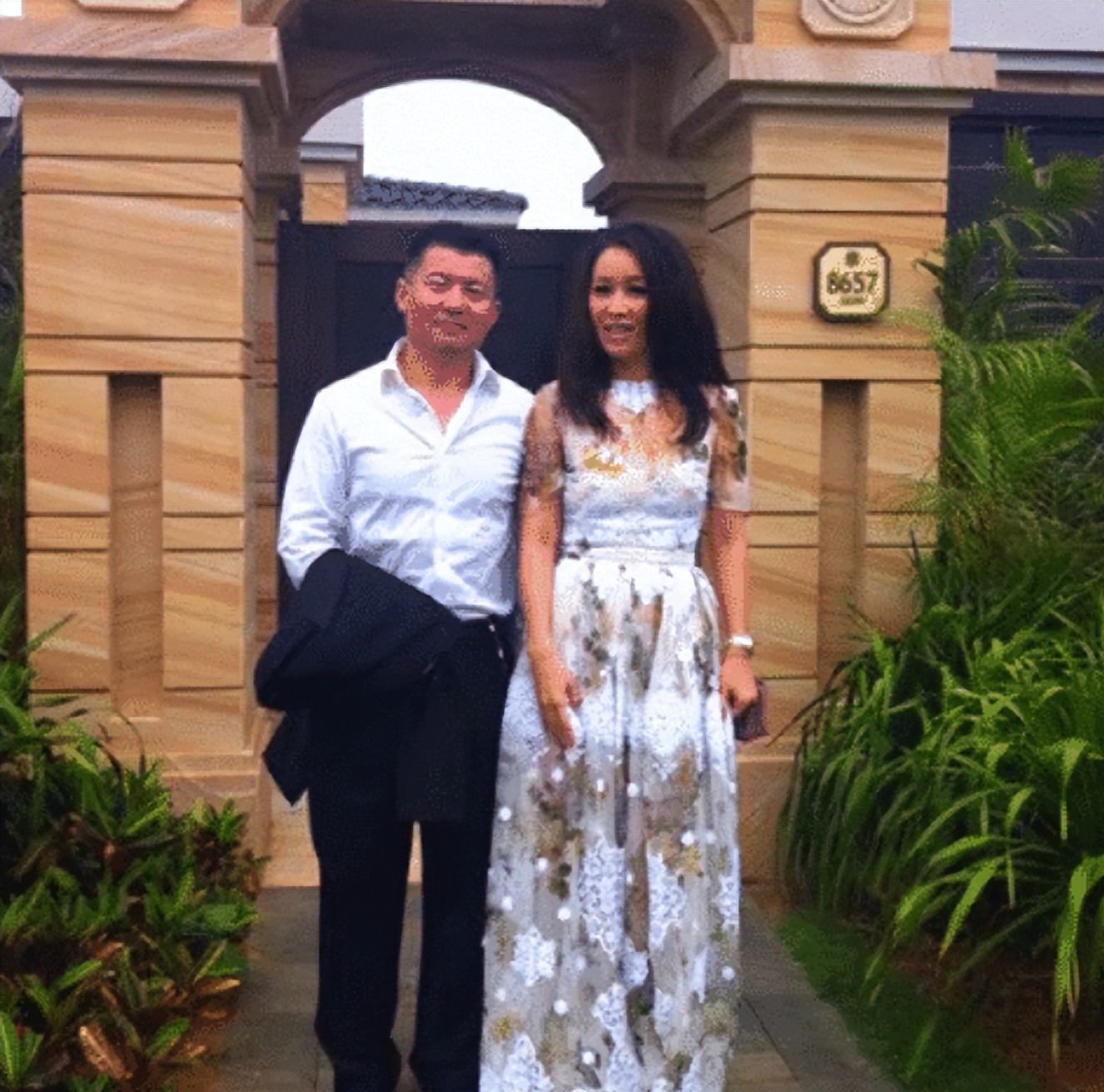 Naying's tulle dress is so beautiful, and her rich husband Meng Tong ...