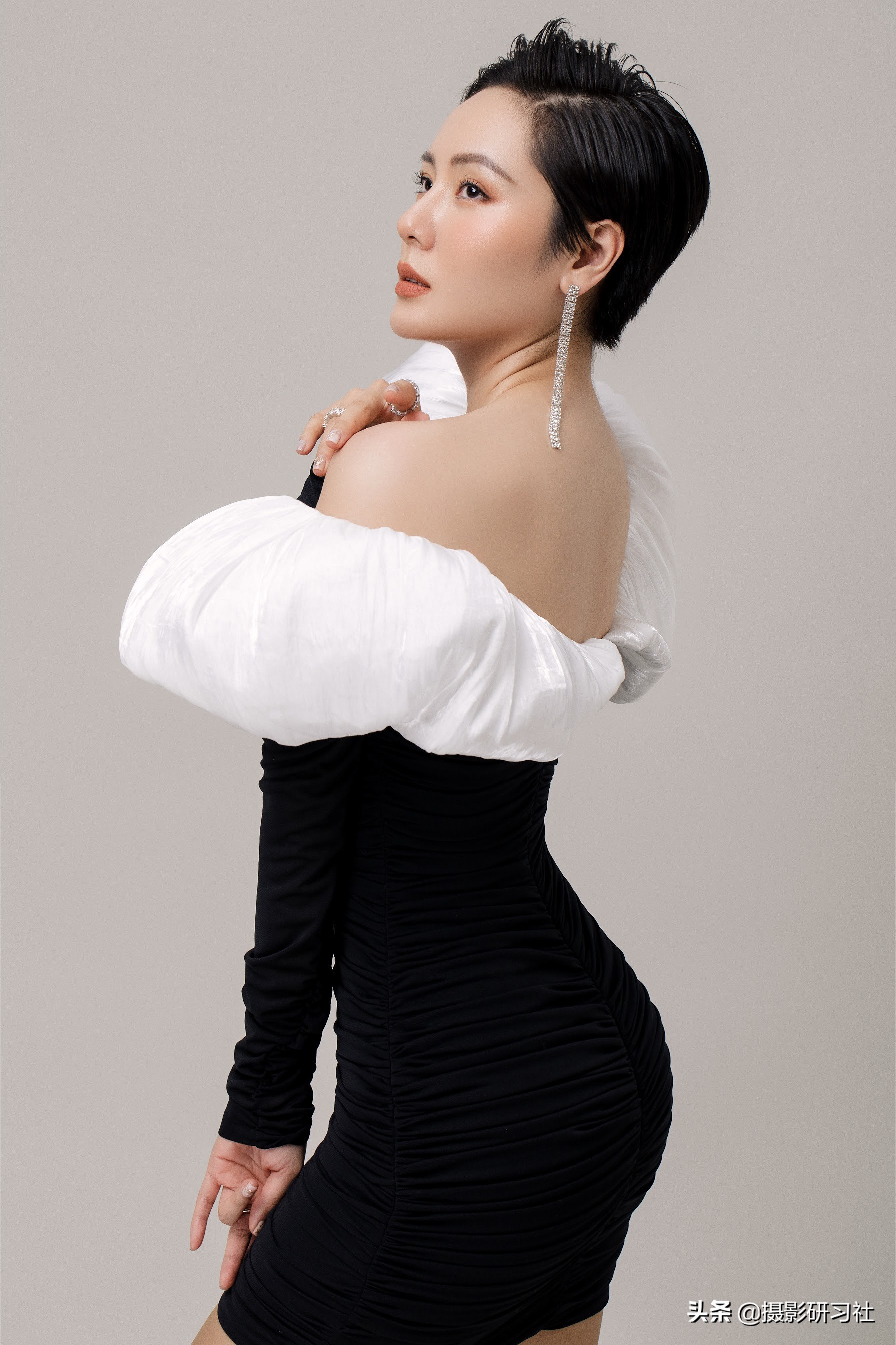 How can photographers improve the self-confidence of guest models? - iNEWS