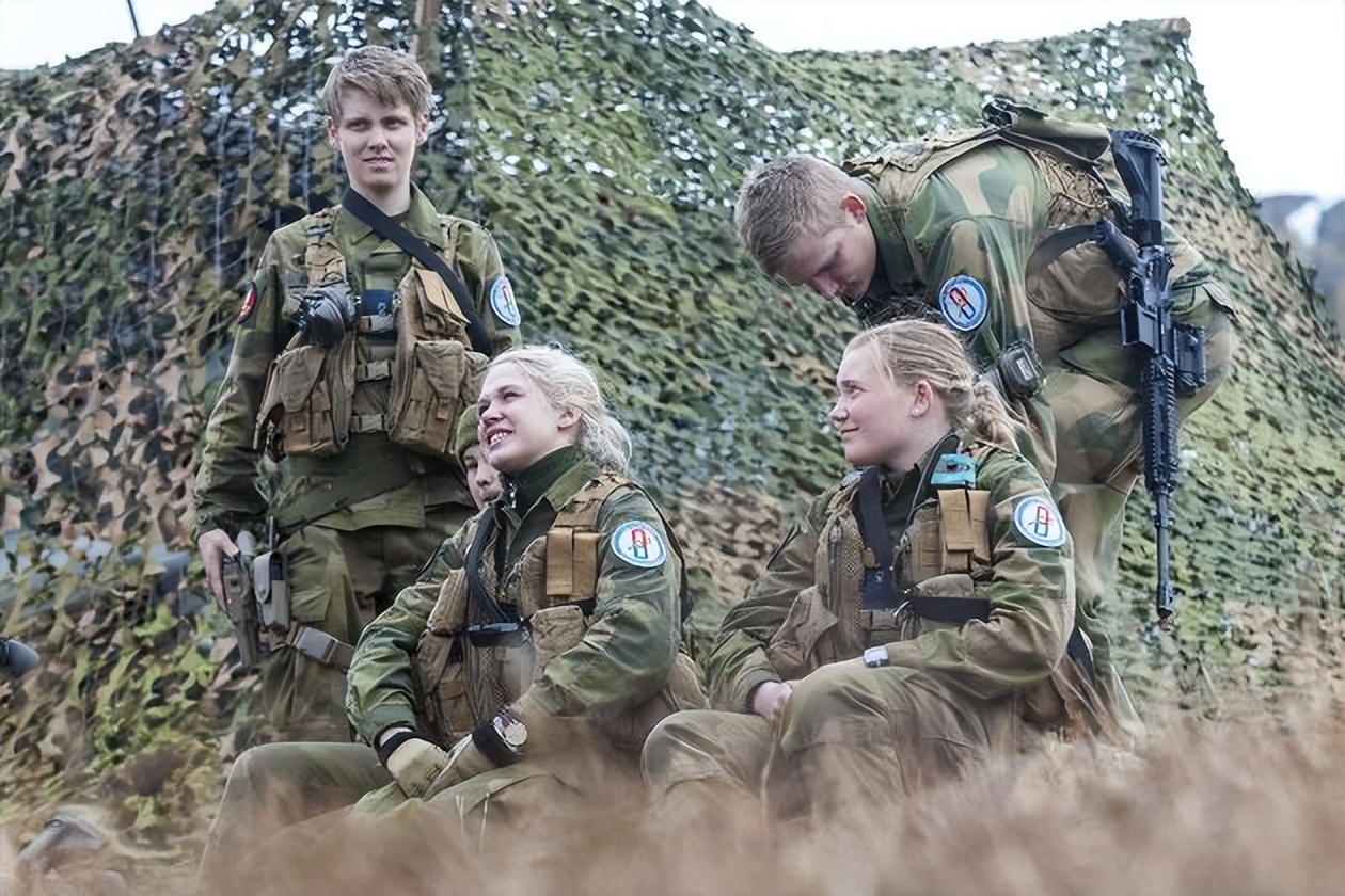 Why do female soldiers in the Norwegian army bathe and sleep in the ...