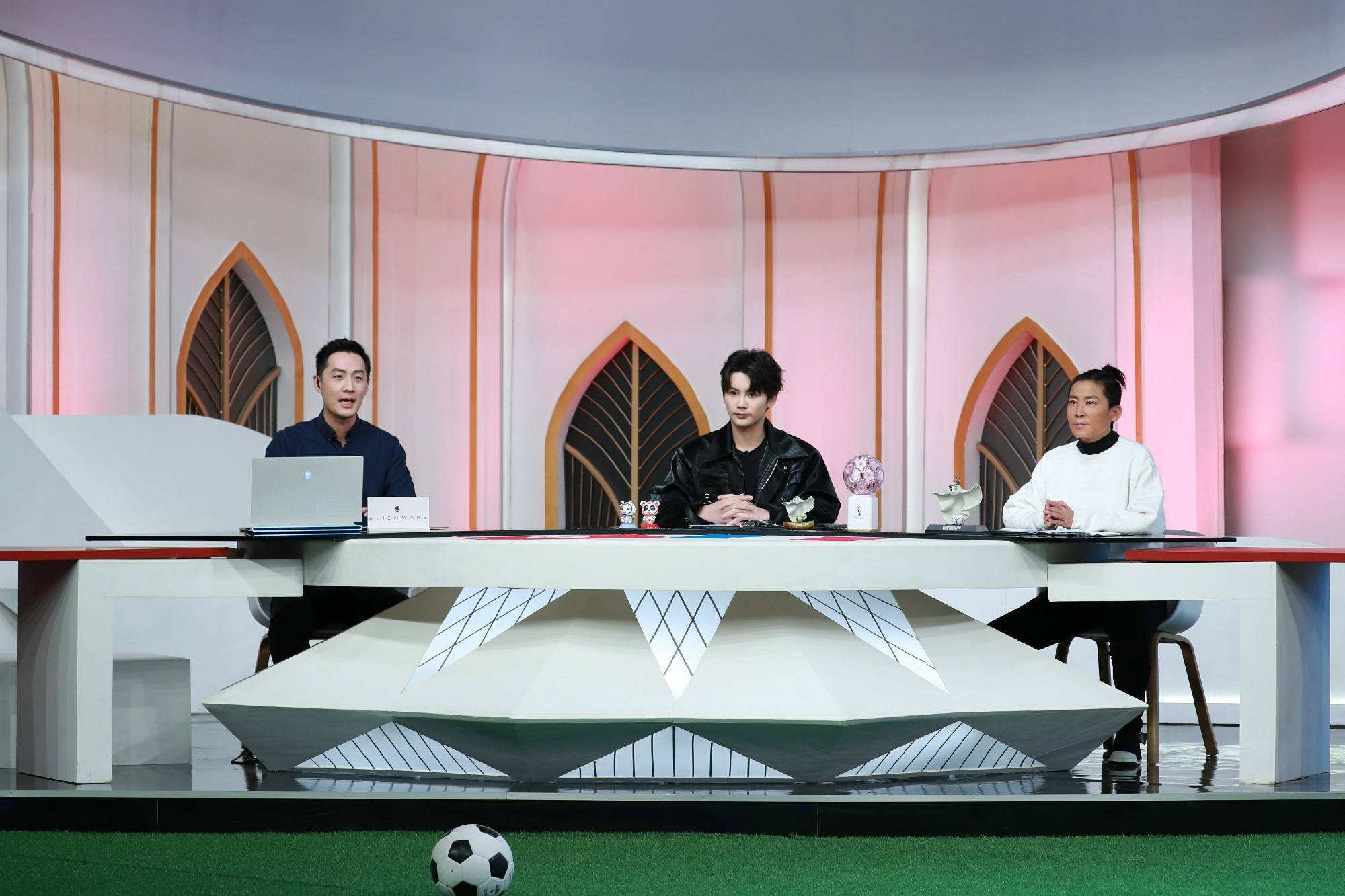 Yao Liuyi was a guest in the CCTV video "Big Guys Watch with You", boldly predicting the score ...