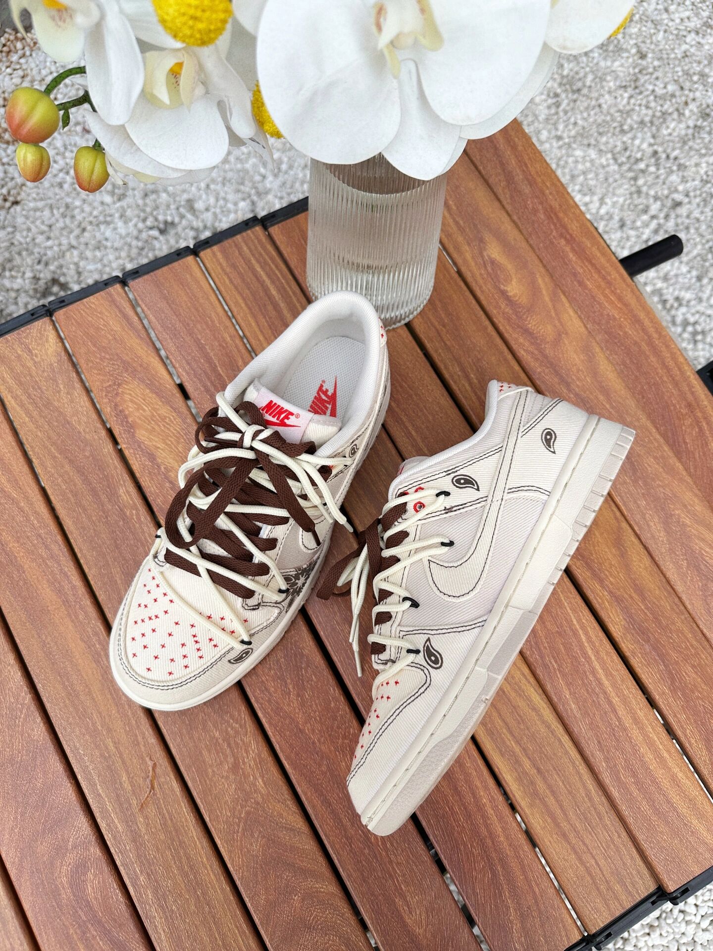 Choose this pair of mocha cashew nut flower Dunk for retro outfits, it ...
