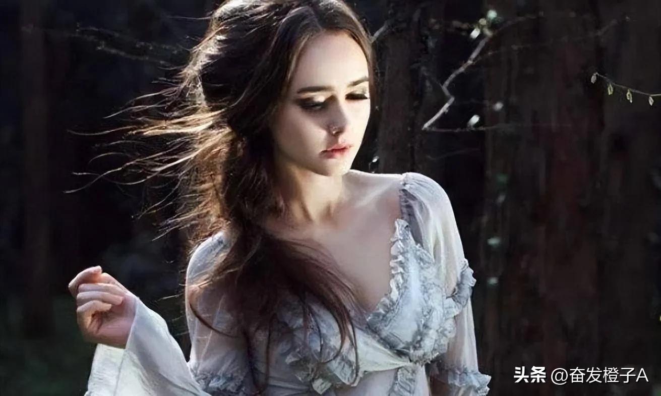 The mysterious Brazilian model Deborah Silva, with an angel face and a ...