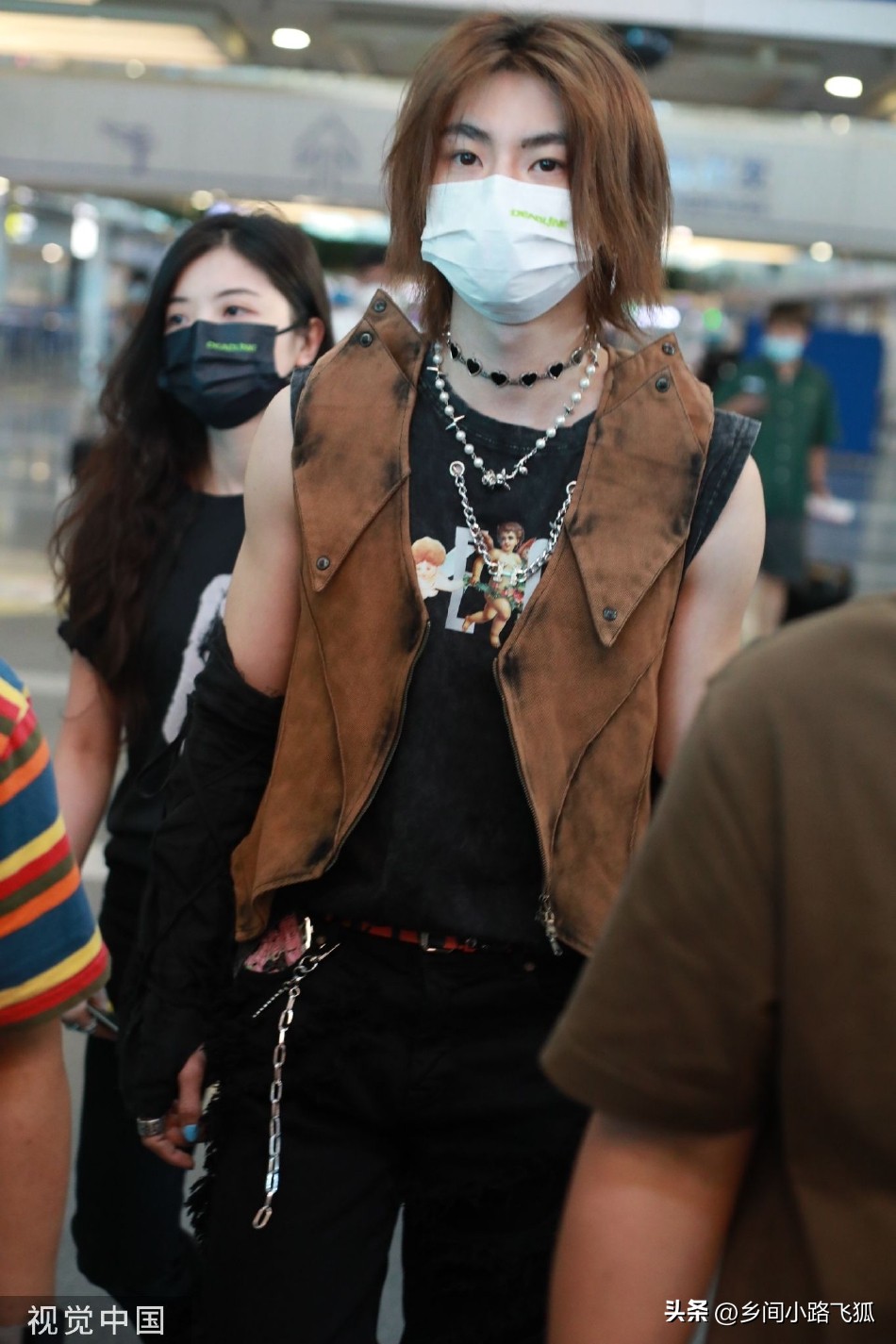 The little ghost Wang Linkai appeared in the capital airport with a hip ...