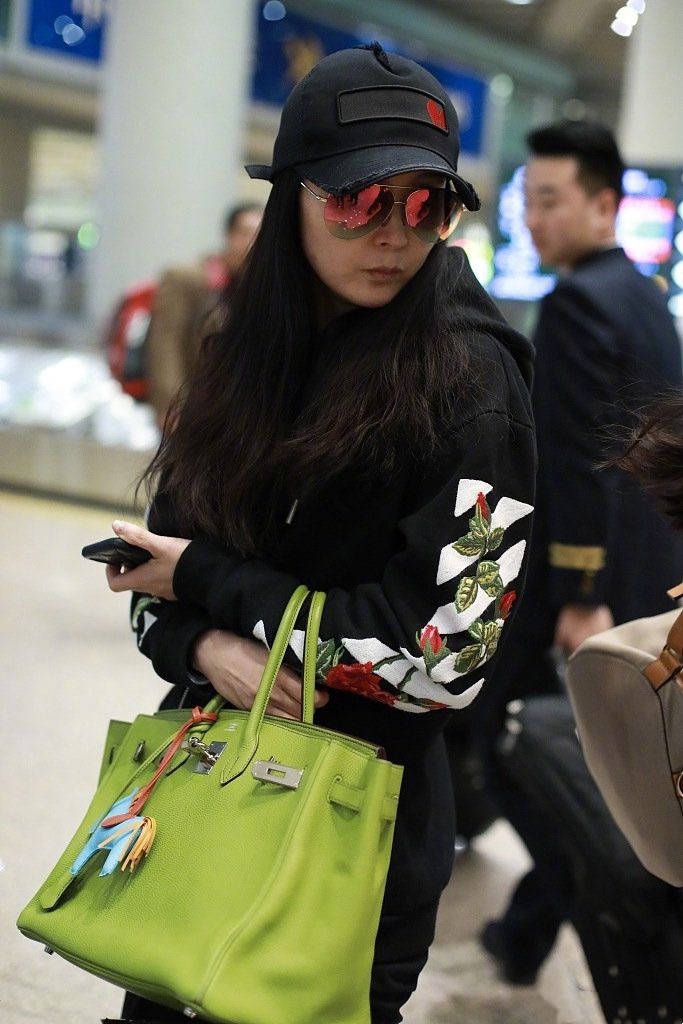 Wang Yan, who was photographed by passers-by, has a fat face and a real aunty feeling. - iNEWS