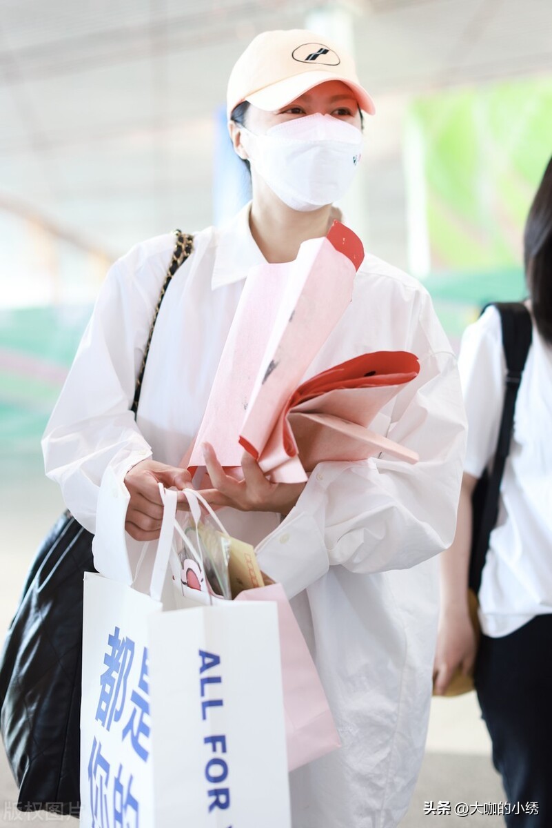 Tan Weiwei appeared at the Beijing airport and met fans all the way to ...