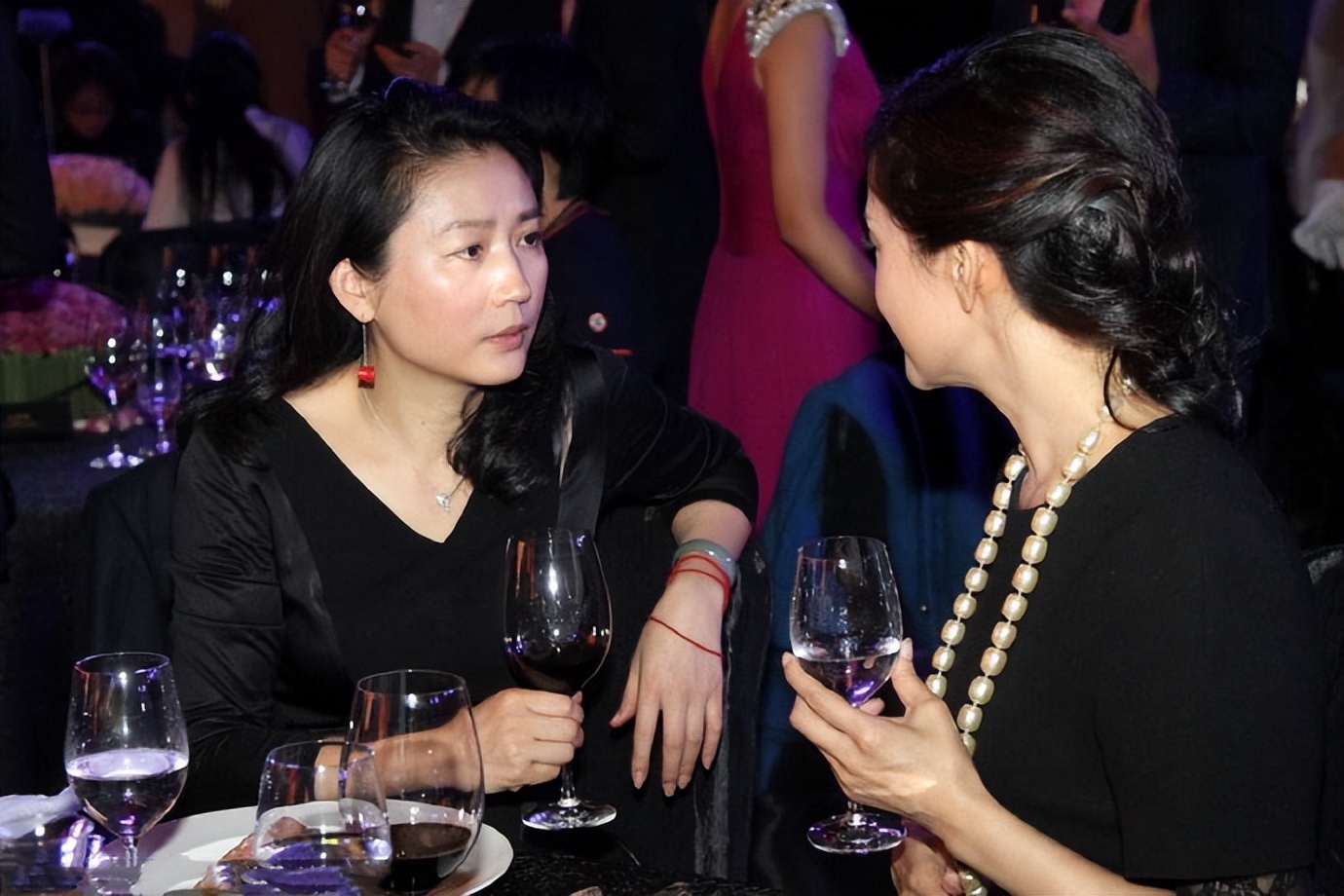 Wang Xiaoya is rarely in the same frame as Song Zuying. When she was ...