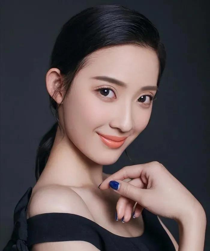 Sun Jiayu's elegant photo exposure is exquisite and gentle, showing the charming oriental beauty ...