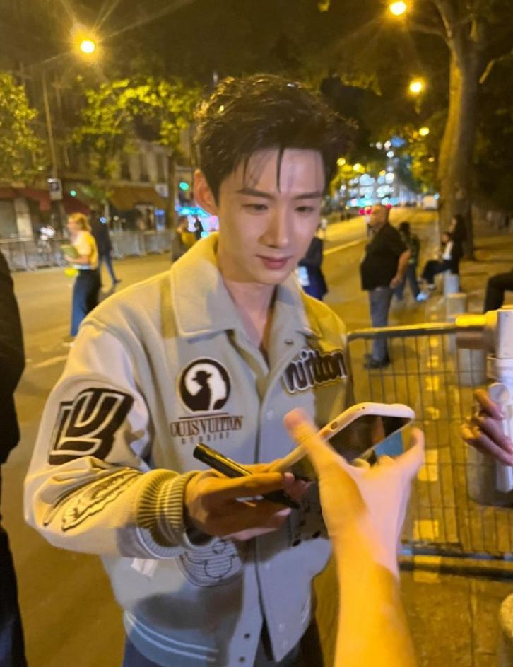 Bai Jingting took a group photo with many fans, handsome and handsome ...