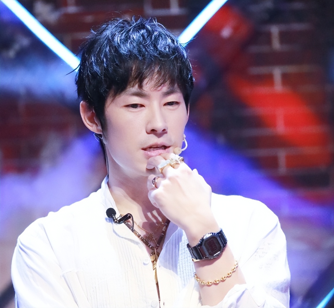 One loves Xu Ruoxuan who is three years older, and the other marries ...