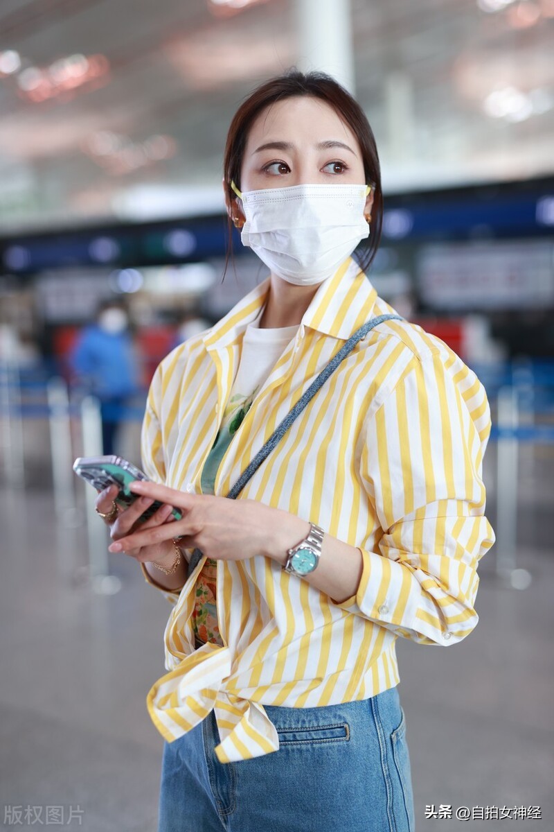 Li Chun appeared at Beijing Airport, wearing a yellow plaid shirt with ...