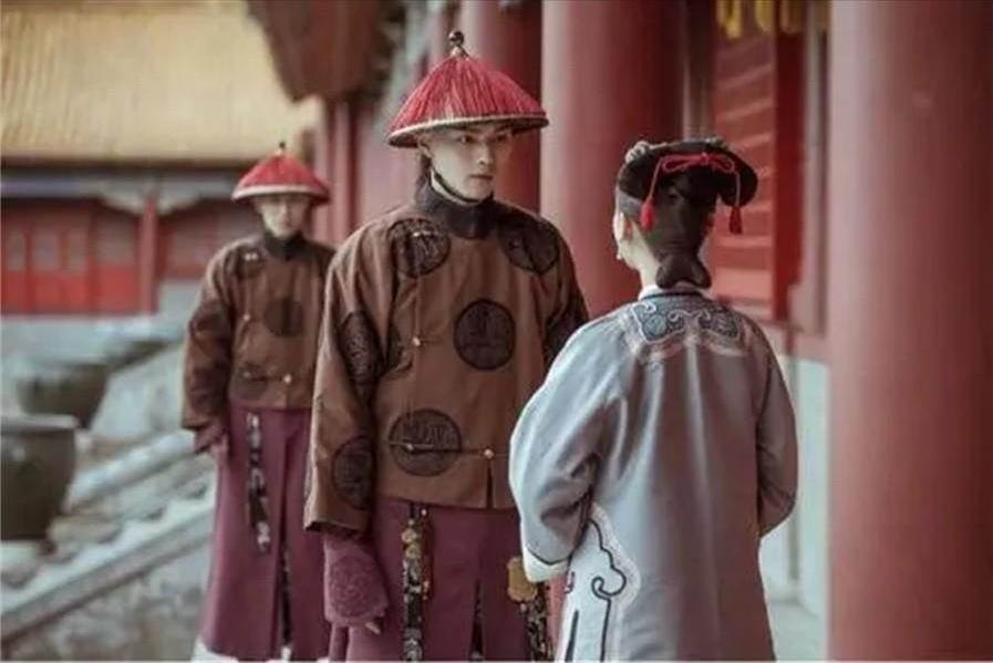 She is the real Erqing in history. She has a deep love with Fu Hengen ...