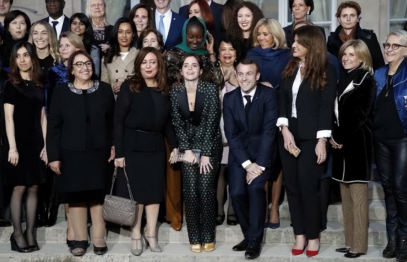 How affectionate is Macron?Restored the photo of 69-year-old Brigitte ...
