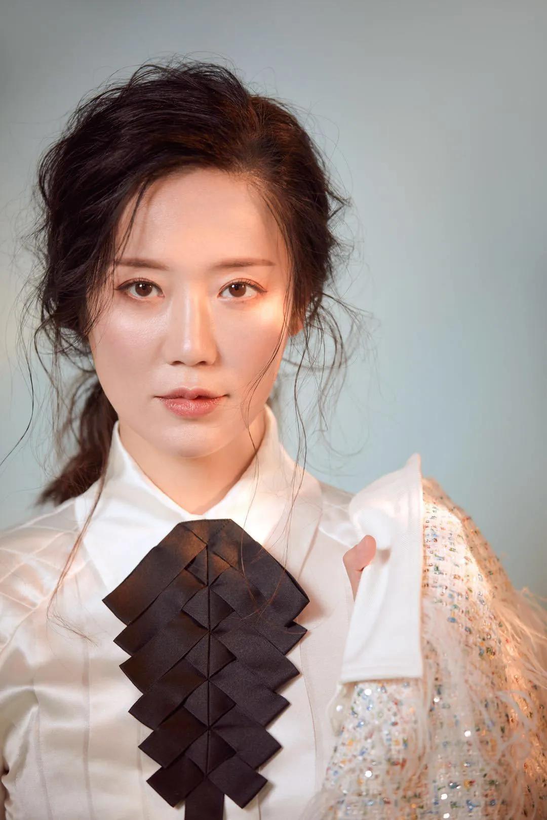 Stunning and beautiful big beauty Zhang Tong - iNEWS