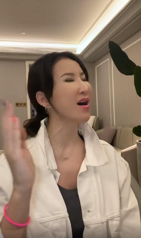 47-year-old Coco Lee sings for his mother!Soaring high voice has ...
