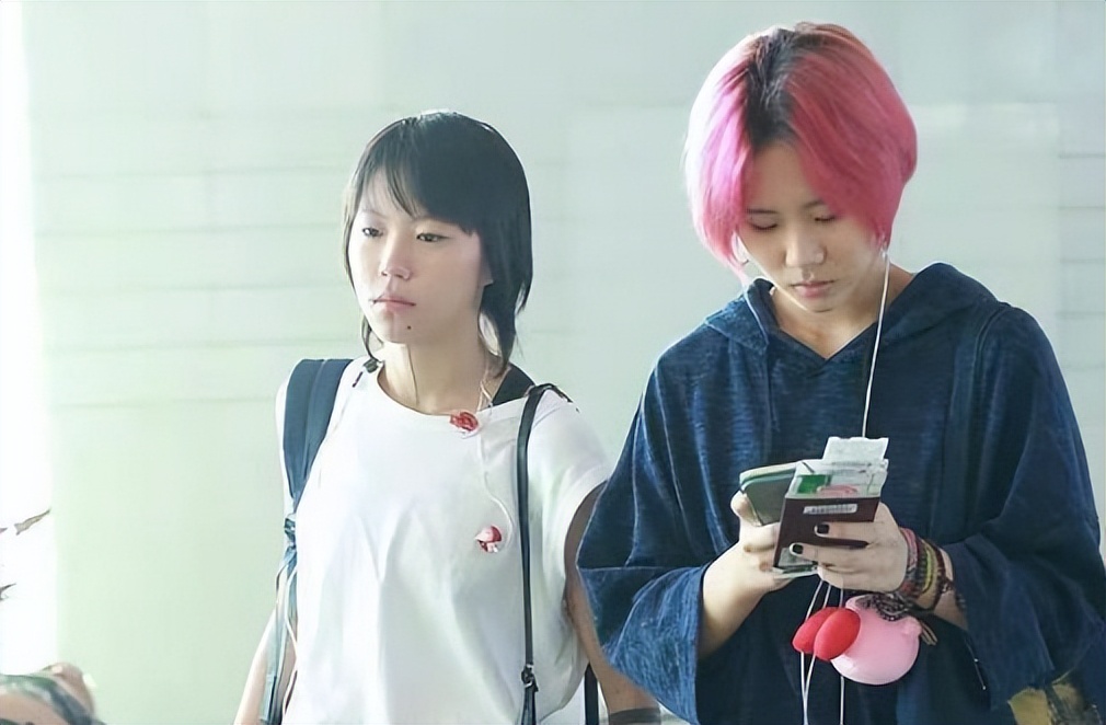 Dou Jingtong took her younger sister to the airport. The younger sister ...