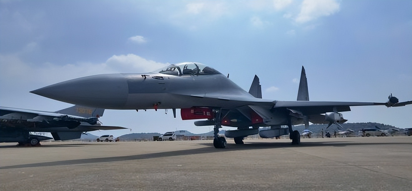 Facing Taiwan's front-line J-16, rocket bombs bombarded the beach. The ...