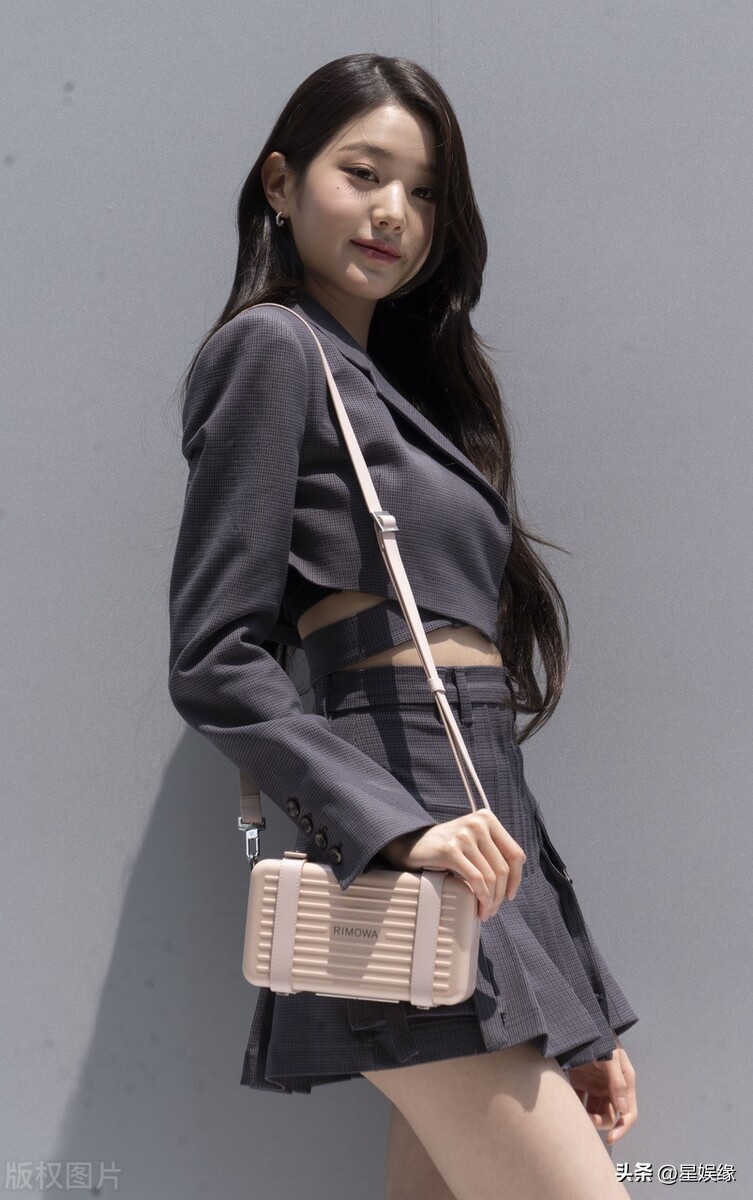 Zhang Yuanying is wearing a gray suit + pleated skirt + loafers + white ...