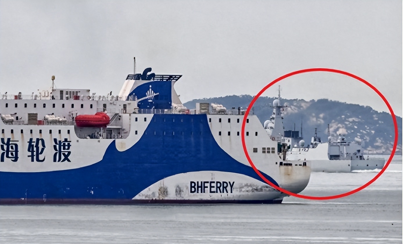 The Bohai Sea ferry frequently goes south, and 052C appears behind it ...