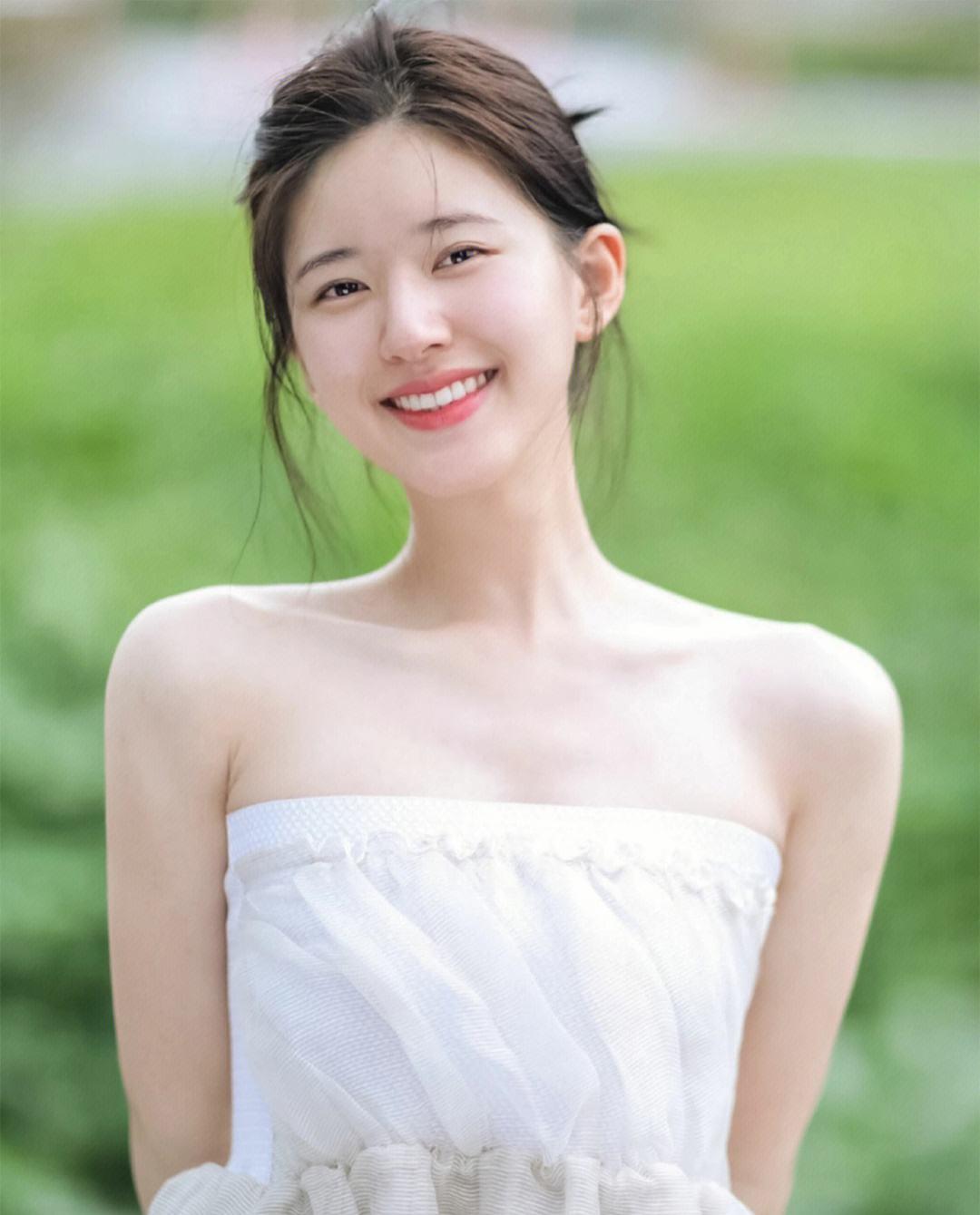 She was praised by director Wang Jing as the best actress in the play ...