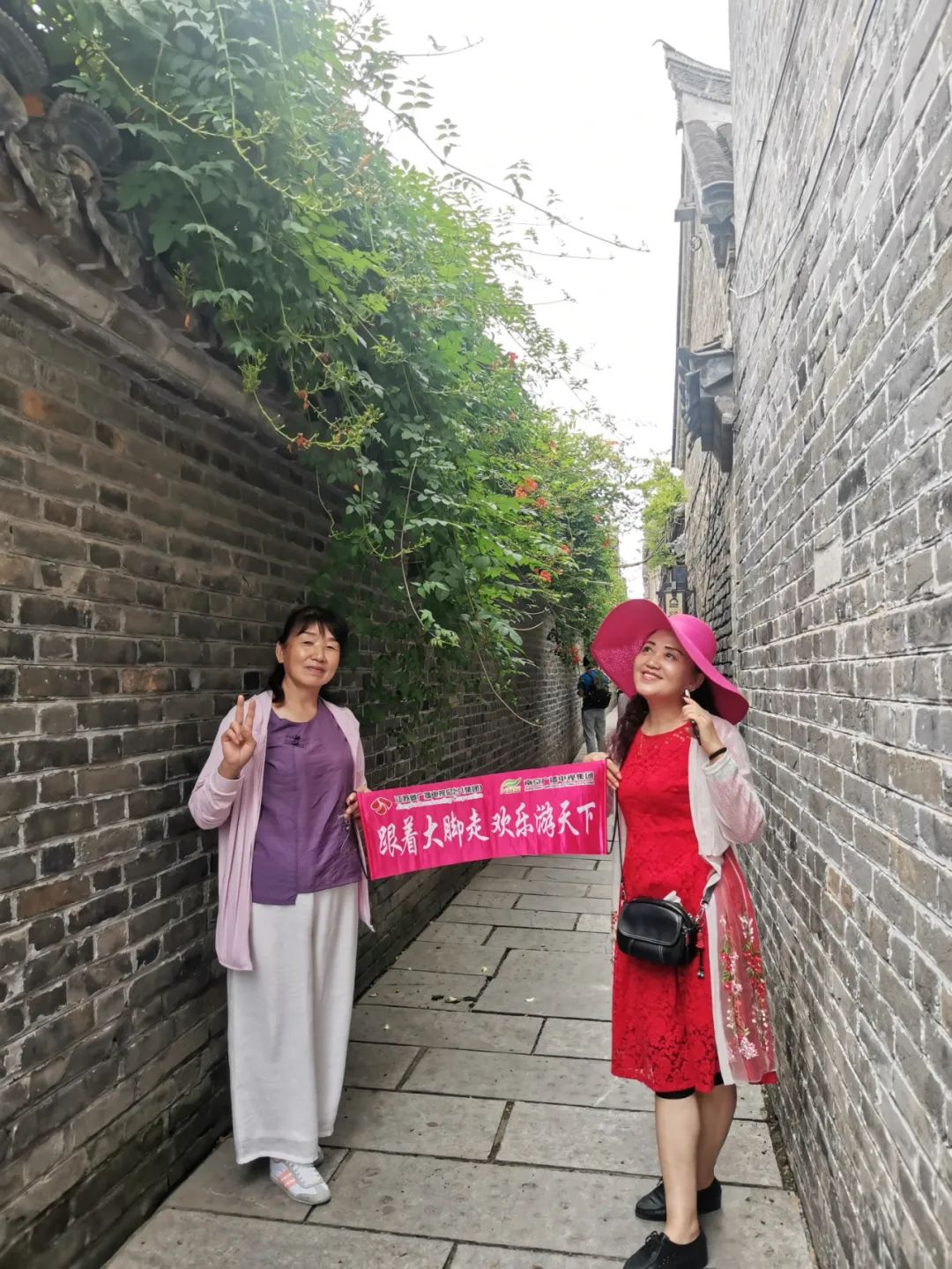 Follow everyone on the self-driving tour alliance and walk into Yaowan ...