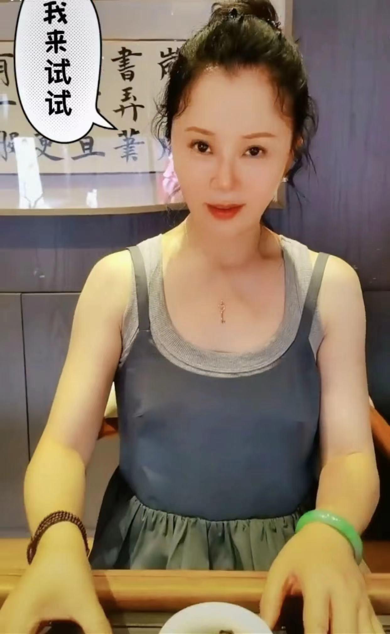 Fu Disheng took a group photo on Dong Wenhua's birthday!Wearing luxury jewelry with outstanding ...