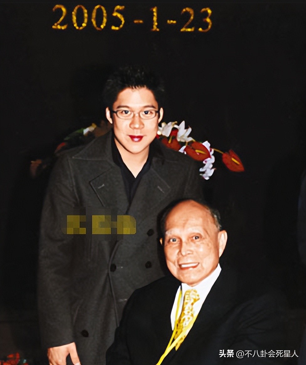 This photo of the Huo family's four fathers and sons shows the gap ...