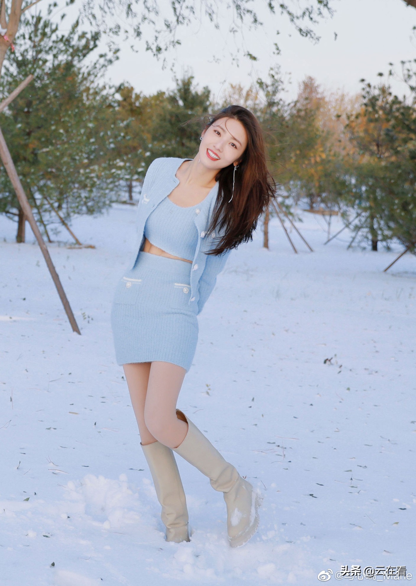 Beautiful actress Ma Xinrui takes pictures of the snow scene outdoors ...