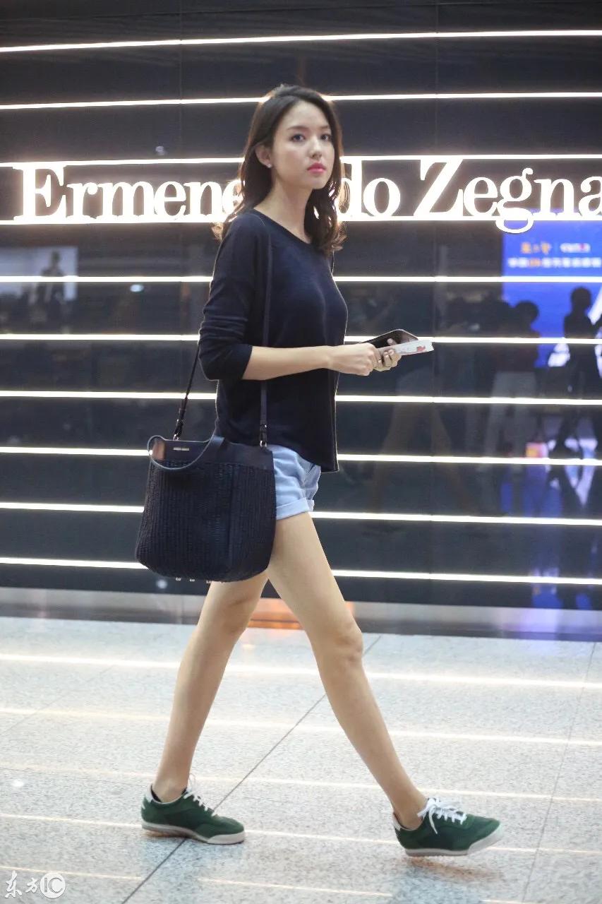 Zhang Zilin's black shirt and denim shorts make her appearance at the ...