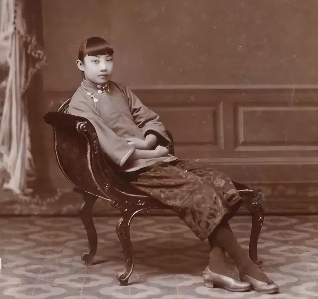 In 1989, Hu Die died at the age of 81. When she was dying, she smiled ...