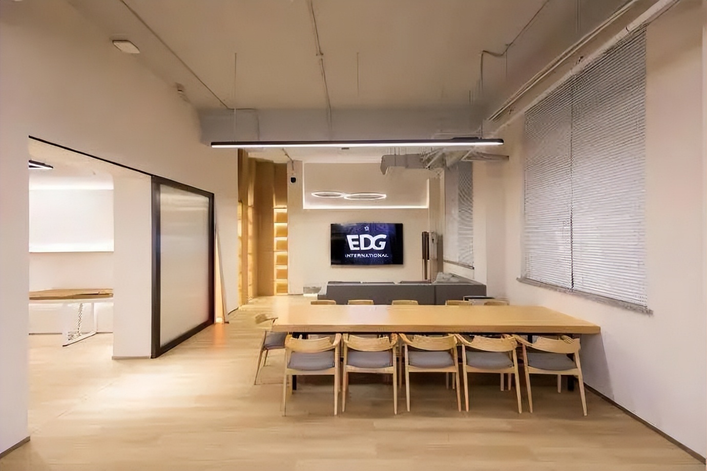 700 square meters villa, own garden, 100-inch TV!EDG's new training ...